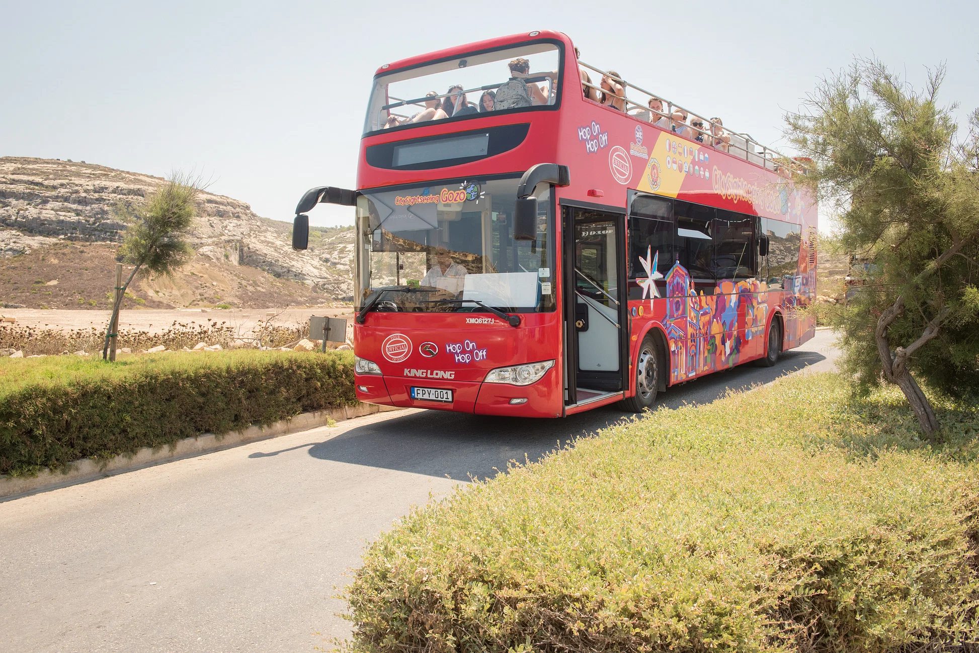 Hopp-på/hopp-av-busstur til Gozo og Comino-sjøgrottene | Kenzly